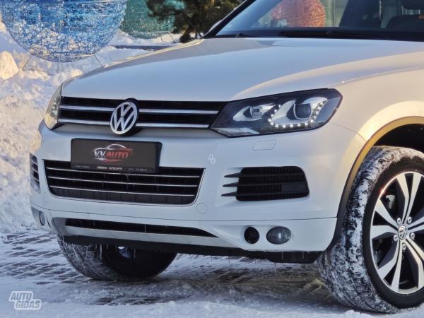 White Volkswagen Touareg 2014 in Vilnius, with an engine capacity of 3.00 L and mileage of 298 thousand km for 13299 €, photo 9 on AUTOMOTO.COM.LV