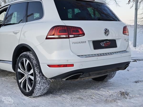 White Volkswagen Touareg 2014 in Vilnius, with an engine capacity of 3.00 L and mileage of 298 thousand km for 13299 €, photo 10 on AUTOMOTO.COM.LV