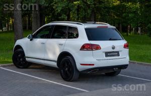 White Volkswagen Touareg 2014 in Riga, with an engine capacity of 3.00 L and mileage of 194 thousand km for 13350 €, photo 4 on AUTOMOTO.COM.LV