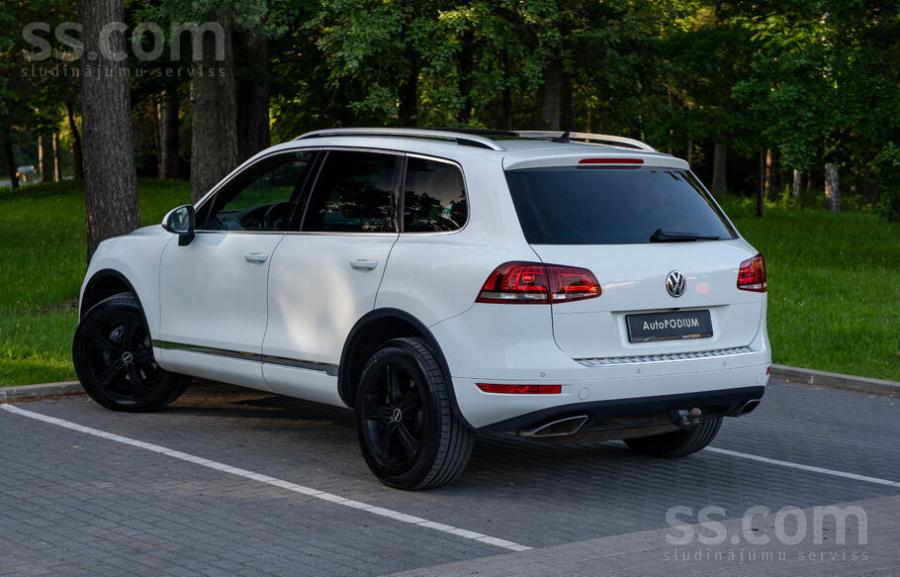 White Volkswagen Touareg 2014 in Riga, with an engine capacity of 3.00 L and mileage of 194 thousand km for 13350 €, photo 4 on AUTOMOTO.COM.LV
