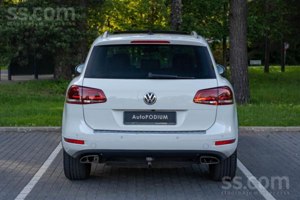 White Volkswagen Touareg 2014 in Riga, with an engine capacity of 3.00 L and mileage of 194 thousand km for 13350 €, photo 4 on AUTOMOTO.COM.LV