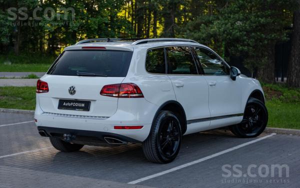 White Volkswagen Touareg 2014 in Riga, with an engine capacity of 3.00 L and mileage of 194 thousand km for 13350 €, photo 5 on AUTOMOTO.COM.LV