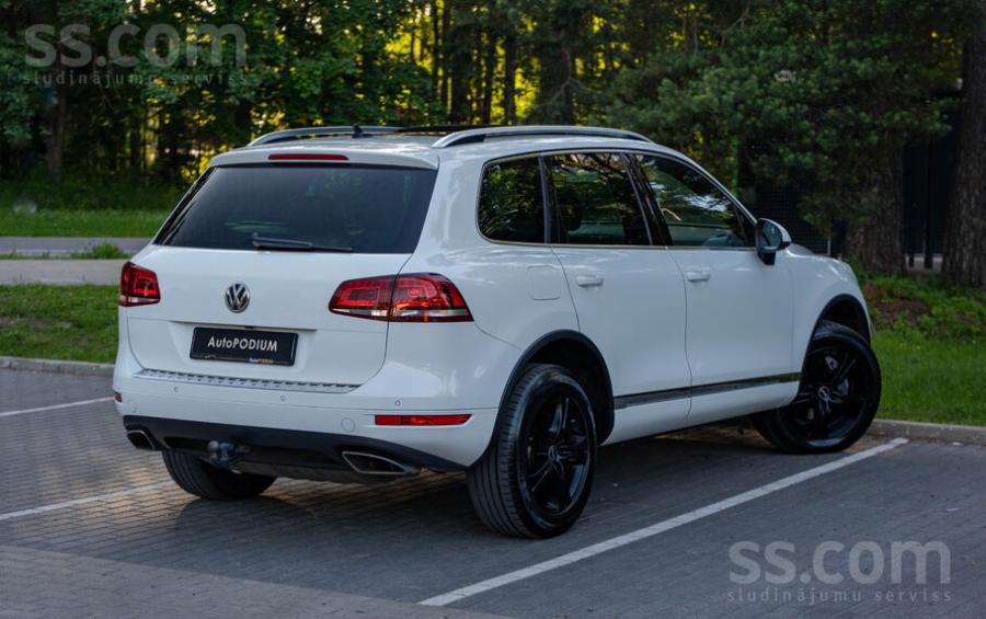 White Volkswagen Touareg 2014 in Riga, with an engine capacity of 3.00 L and mileage of 194 thousand km for 13350 €, photo 6 on AUTOMOTO.COM.LV