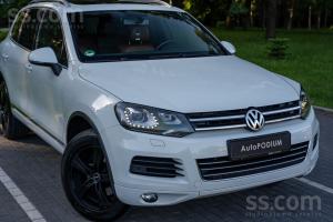 White Volkswagen Touareg 2014 in Riga, with an engine capacity of 3.00 L and mileage of 194 thousand km for 13350 €, photo 8 on AUTOMOTO.COM.LV