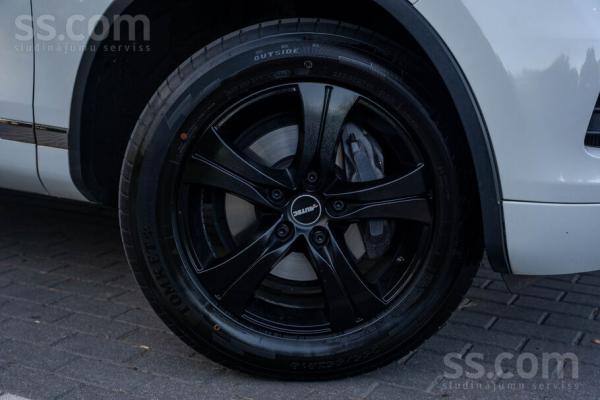 White Volkswagen Touareg 2014 in Riga, with an engine capacity of 3.00 L and mileage of 194 thousand km for 13350 €, photo 8 on AUTOMOTO.COM.LV