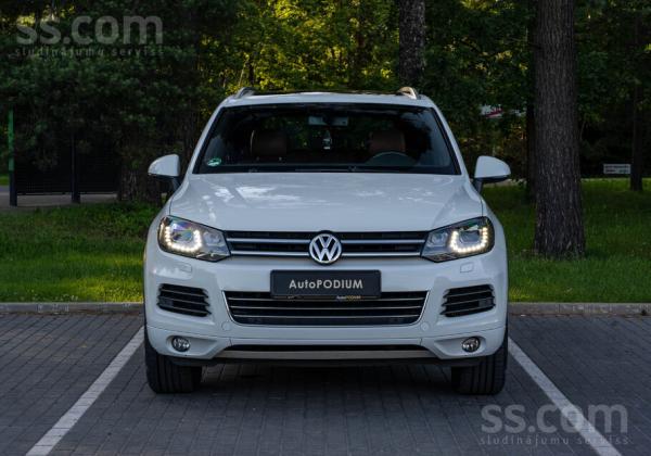 White Volkswagen Touareg 2014 in Riga, with an engine capacity of 3.00 L and mileage of 194 thousand km for 13350 €, photo 9 on AUTOMOTO.COM.LV