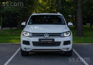 White Volkswagen Touareg 2014 in Riga, with an engine capacity of 3.00 L and mileage of 194 thousand km for 13350 €, photo 10 on AUTOMOTO.COM.LV