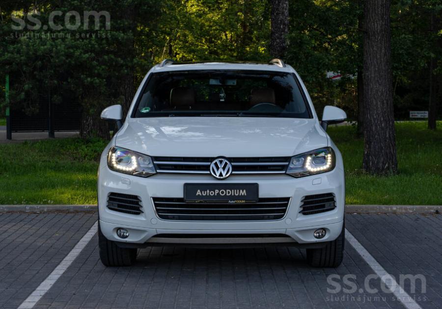 White Volkswagen Touareg 2014 in Riga, with an engine capacity of 3.00 L and mileage of 194 thousand km for 13350 €, photo 10 on AUTOMOTO.COM.LV