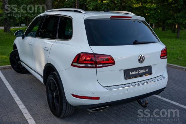 White Volkswagen Touareg 2014 in Riga, with an engine capacity of 3.00 L and mileage of 194 thousand km for 13350 €, photo 10 on AUTOMOTO.COM.LV