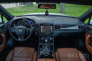 White Volkswagen Touareg 2014 in Riga, with an engine capacity of 3.00 L and mileage of 194 thousand km for 13350 €, photo 13 on AUTOMOTO.COM.LV
