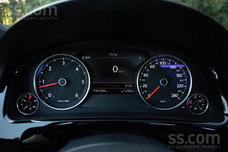 White Volkswagen Touareg 2014 in Riga, with an engine capacity of 3.00 L and mileage of 194 thousand km for 13350 €, photo 14 on AUTOMOTO.COM.LV