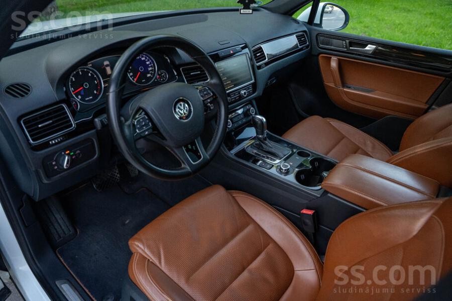 White Volkswagen Touareg 2014 in Riga, with an engine capacity of 3.00 L and mileage of 194 thousand km for 13350 €, photo 15 on AUTOMOTO.COM.LV