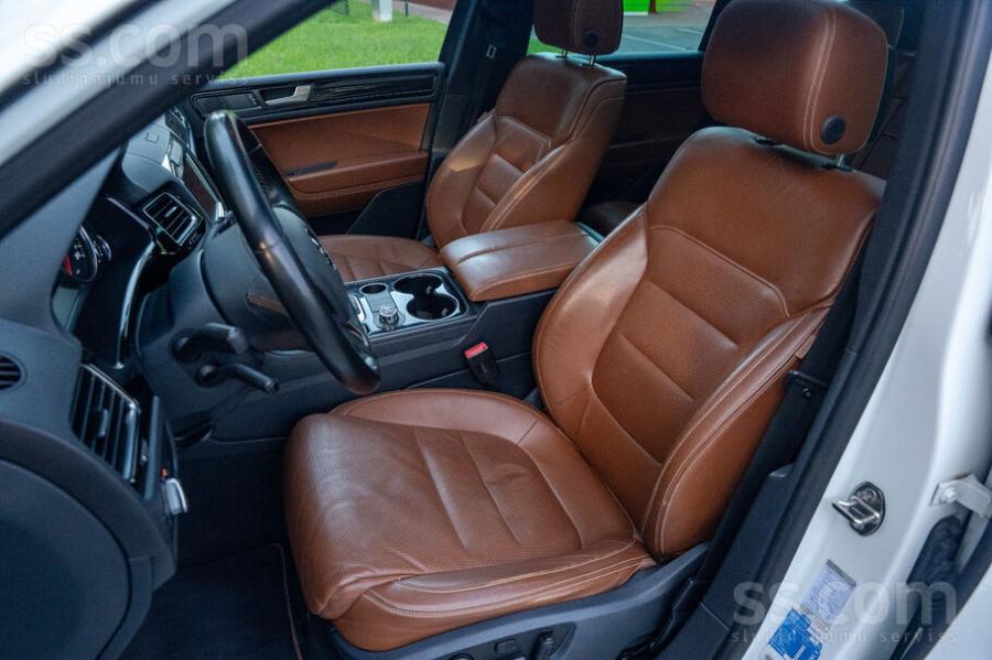 White Volkswagen Touareg 2014 in Riga, with an engine capacity of 3.00 L and mileage of 194 thousand km for 13350 €, photo 18 on AUTOMOTO.COM.LV