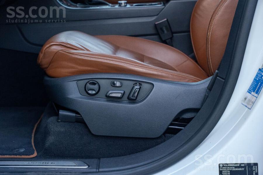 White Volkswagen Touareg 2014 in Riga, with an engine capacity of 3.00 L and mileage of 194 thousand km for 13350 €, photo 21 on AUTOMOTO.COM.LV