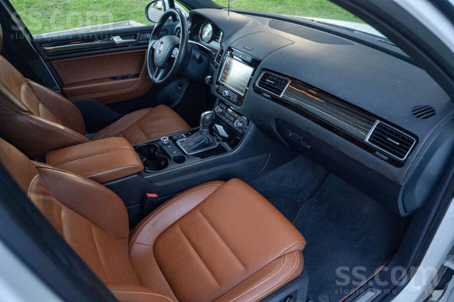 White Volkswagen Touareg 2014 in Riga, with an engine capacity of 3.00 L and mileage of 194 thousand km for 13350 €, photo 23 on AUTOMOTO.COM.LV