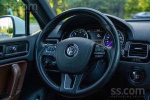 White Volkswagen Touareg 2014 in Riga, with an engine capacity of 3.00 L and mileage of 194 thousand km for 13350 €, photo 24 on AUTOMOTO.COM.LV