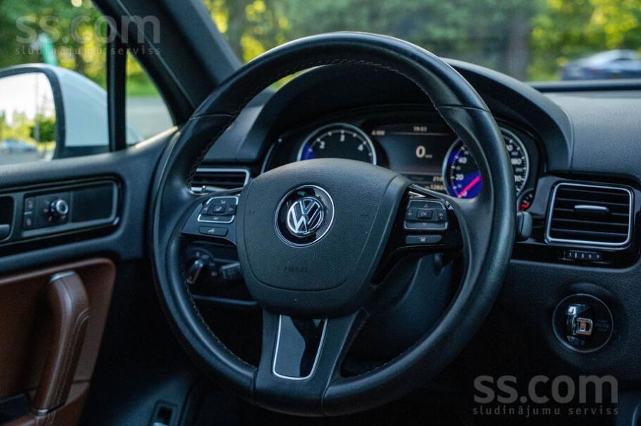 White Volkswagen Touareg 2014 in Riga, with an engine capacity of 3.00 L and mileage of 194 thousand km for 13350 €, photo 24 on AUTOMOTO.COM.LV