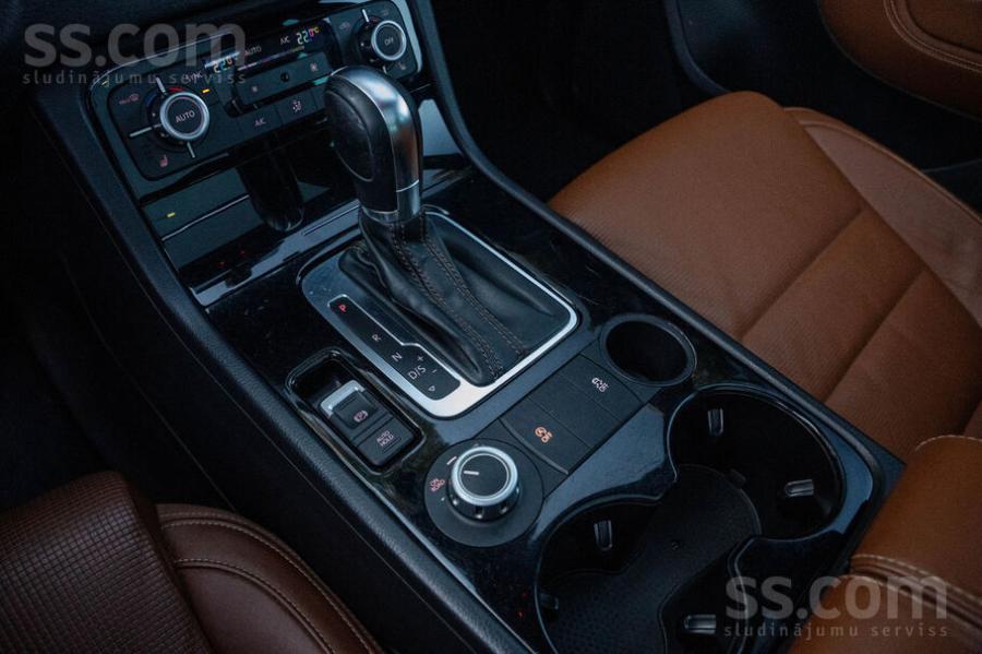 White Volkswagen Touareg 2014 in Riga, with an engine capacity of 3.00 L and mileage of 194 thousand km for 13350 €, photo 25 on AUTOMOTO.COM.LV