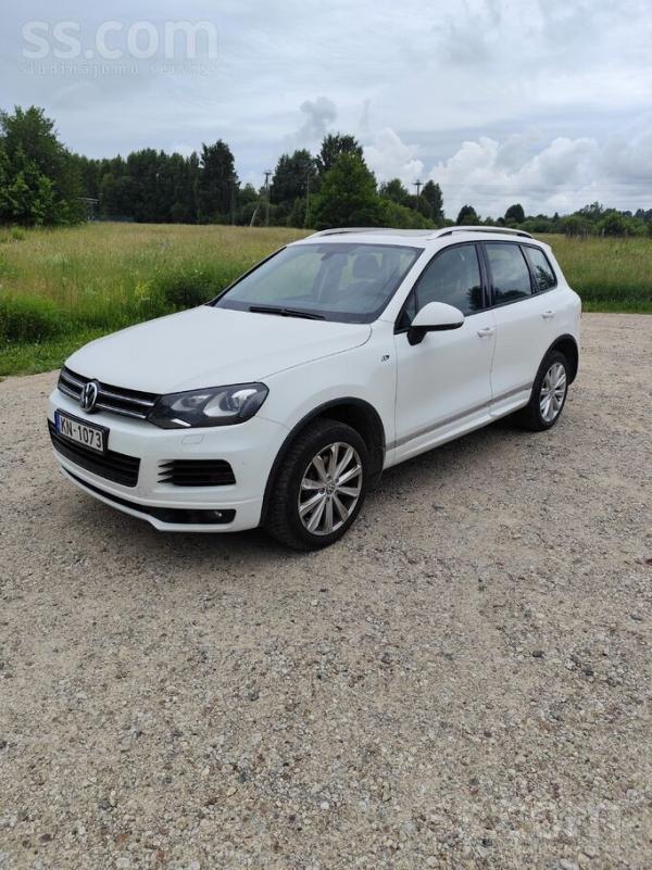 White Volkswagen Touareg 2014 in Kuldiga, with an engine capacity of 3.00 L and mileage of 315 thousand km for 14950 €, photo 1 on AUTOMOTO.COM.LV