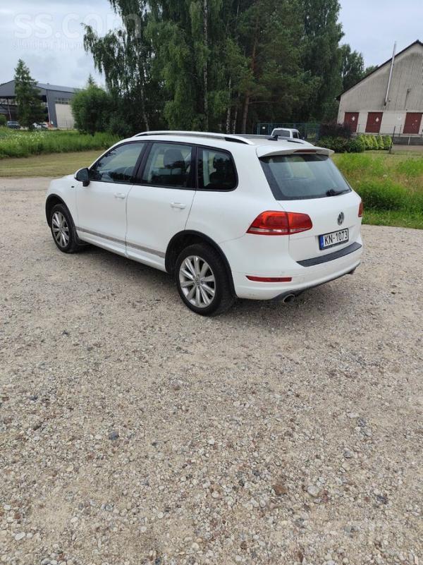 White Volkswagen Touareg 2014 in Kuldiga, with an engine capacity of 3.00 L and mileage of 315 thousand km for 14950 €, photo 2 on AUTOMOTO.COM.LV