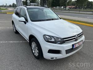White Volkswagen Touareg 2014 in Riga, with an engine capacity of 3.00 L and mileage of 277 thousand km for 10800 €, photo 5 on AUTOMOTO.COM.LV
