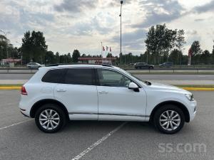 White Volkswagen Touareg 2014 in Riga, with an engine capacity of 3.00 L and mileage of 277 thousand km for 10800 €, photo 7 on AUTOMOTO.COM.LV