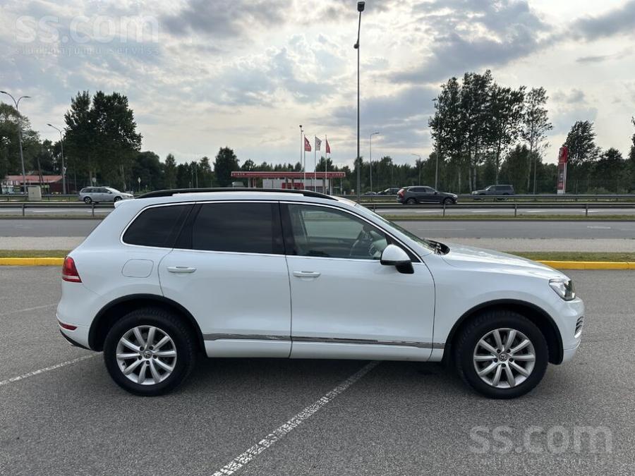 White Volkswagen Touareg 2014 in Riga, with an engine capacity of 3.00 L and mileage of 277 thousand km for 10800 €, photo 7 on AUTOMOTO.COM.LV