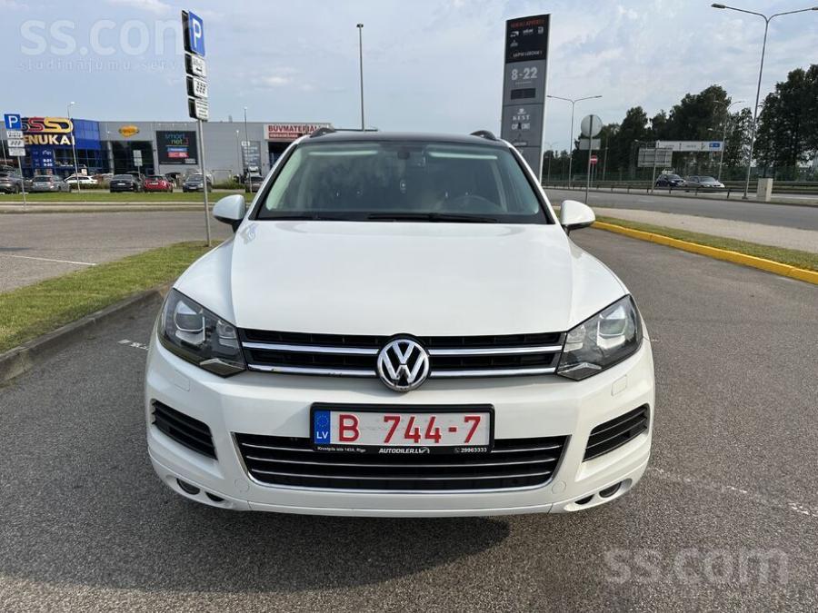 White Volkswagen Touareg 2014 in Riga, with an engine capacity of 3.00 L and mileage of 277 thousand km for 10800 €, photo 4 on AUTOMOTO.COM.LV