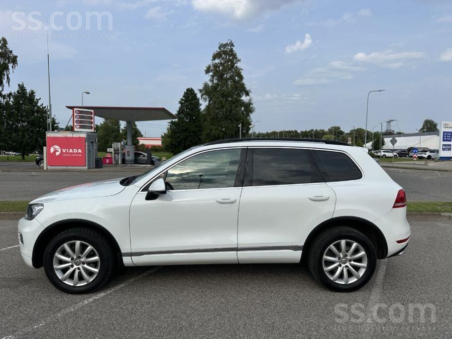 White Volkswagen Touareg 2014 in Riga, with an engine capacity of 3.00 L and mileage of 277 thousand km for 10800 €, photo 9 on AUTOMOTO.COM.LV