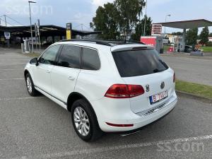 White Volkswagen Touareg 2014 in Riga, with an engine capacity of 3.00 L and mileage of 277 thousand km for 10800 €, photo 11 on AUTOMOTO.COM.LV