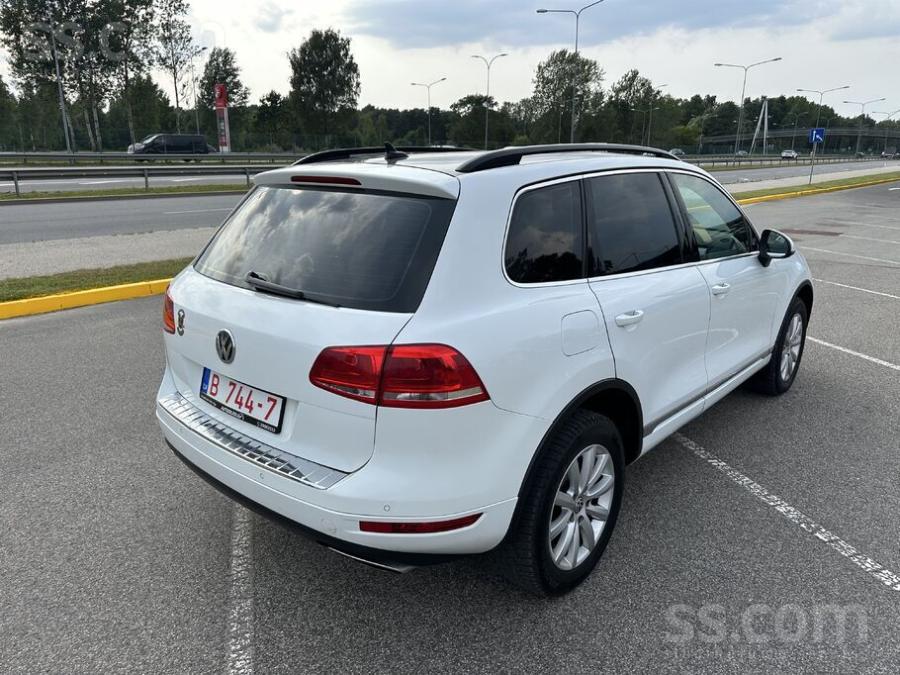 White Volkswagen Touareg 2014 in Riga, with an engine capacity of 3.00 L and mileage of 277 thousand km for 10800 €, photo 13 on AUTOMOTO.COM.LV