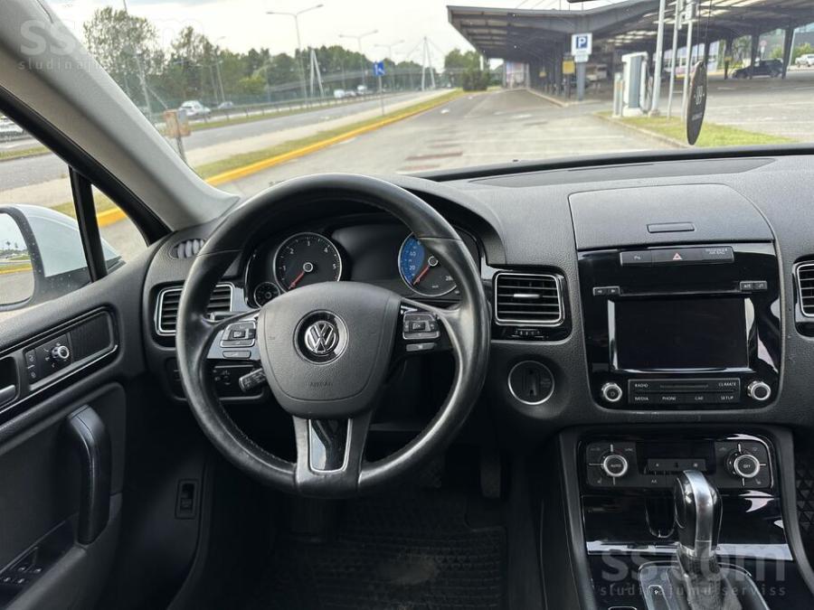 White Volkswagen Touareg 2014 in Riga, with an engine capacity of 3.00 L and mileage of 277 thousand km for 10800 €, photo 15 on AUTOMOTO.COM.LV