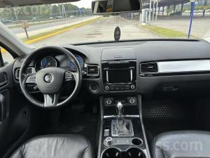 White Volkswagen Touareg 2014 in Riga, with an engine capacity of 3.00 L and mileage of 277 thousand km for 10800 €, photo 17 on AUTOMOTO.COM.LV