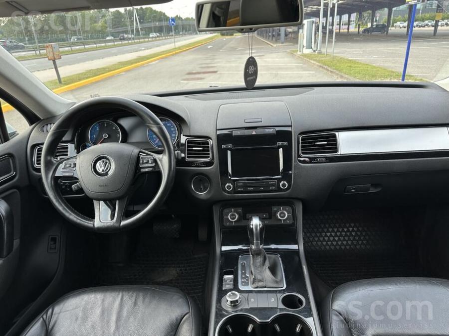 White Volkswagen Touareg 2014 in Riga, with an engine capacity of 3.00 L and mileage of 277 thousand km for 10800 €, photo 17 on AUTOMOTO.COM.LV