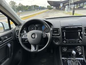 White Volkswagen Touareg 2014 in Riga, with an engine capacity of 3.00 L and mileage of 277 thousand km for 10800 €, photo 16 on AUTOMOTO.COM.LV