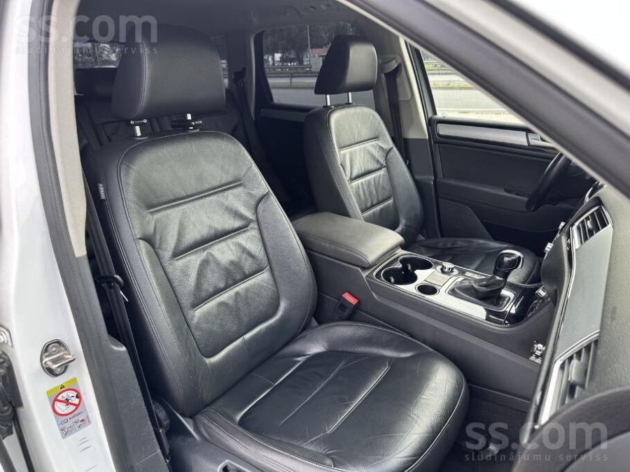 White Volkswagen Touareg 2014 in Riga, with an engine capacity of 3.00 L and mileage of 277 thousand km for 10800 €, photo 20 on AUTOMOTO.COM.LV