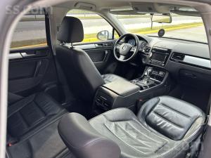 White Volkswagen Touareg 2014 in Riga, with an engine capacity of 3.00 L and mileage of 277 thousand km for 10800 €, photo 26 on AUTOMOTO.COM.LV