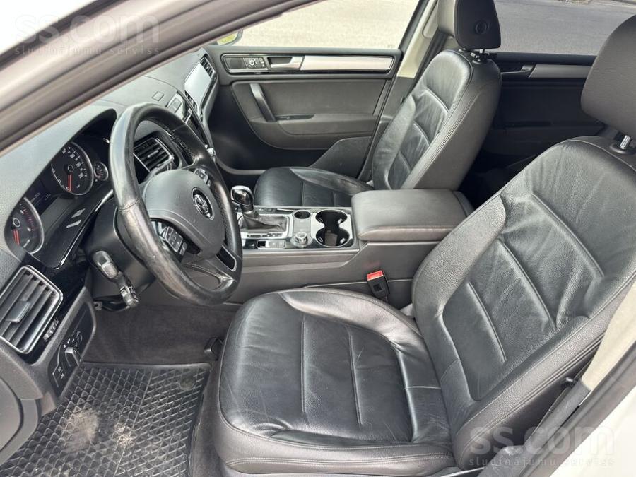 White Volkswagen Touareg 2014 in Riga, with an engine capacity of 3.00 L and mileage of 277 thousand km for 10800 €, photo 28 on AUTOMOTO.COM.LV