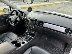 White Volkswagen Touareg 2014 in Riga, with an engine capacity of 3.00 L and mileage of 277 thousand km for 10800 €, photo 30 on AUTOMOTO.COM.LV