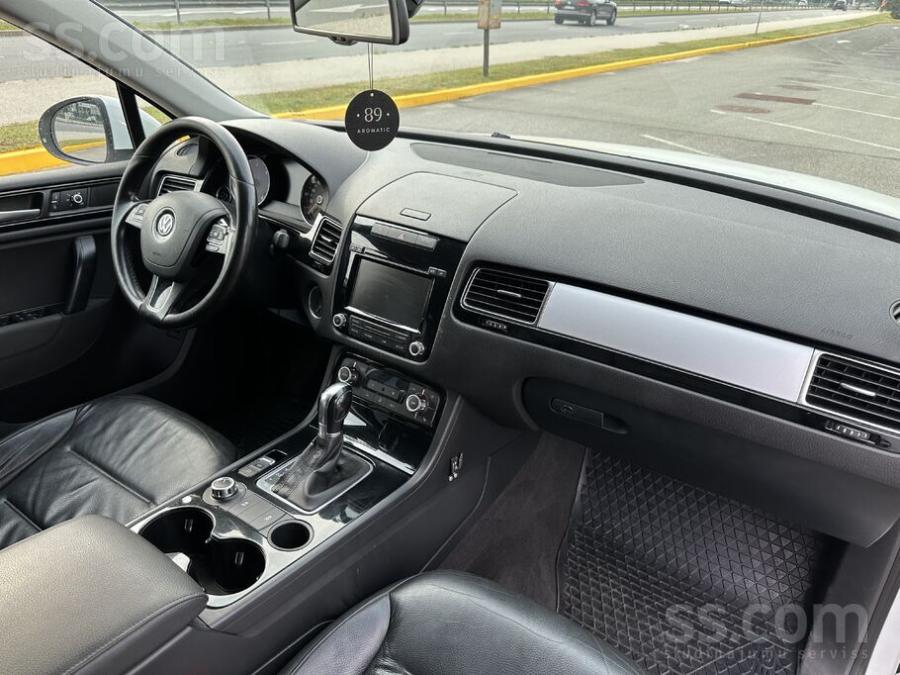 White Volkswagen Touareg 2014 in Riga, with an engine capacity of 3.00 L and mileage of 277 thousand km for 10800 €, photo 30 on AUTOMOTO.COM.LV