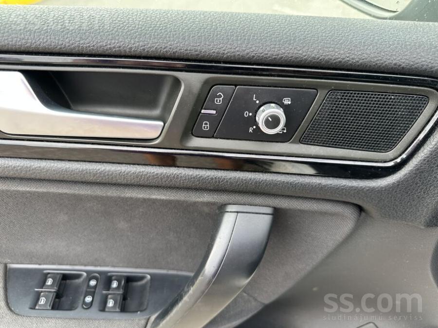 White Volkswagen Touareg 2014 in Riga, with an engine capacity of 3.00 L and mileage of 277 thousand km for 10800 €, photo 36 on AUTOMOTO.COM.LV