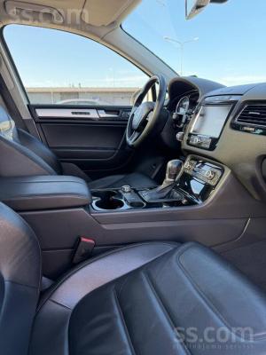 Balts Volkswagen Touareg 2014 Rīga, ar dzinēja tilpumu 3.00 L un nobraukumu 336 tūkst. km par 11000 €, foto 8 vietnē AUTOMOTO.COM.LV