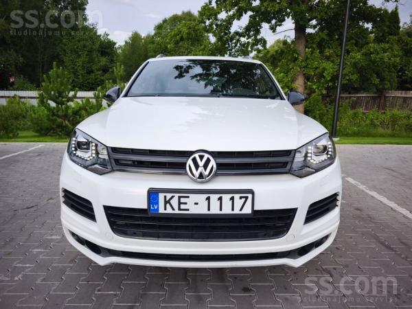 White Volkswagen Touareg 2014 in Riga, with an engine capacity of 3.00 L and mileage of 276 thousand km for 17000 €, photo 3 on AUTOMOTO.COM.LV
