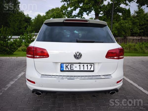 White Volkswagen Touareg 2014 in Riga, with an engine capacity of 3.00 L and mileage of 276 thousand km for 17000 €, photo 4 on AUTOMOTO.COM.LV