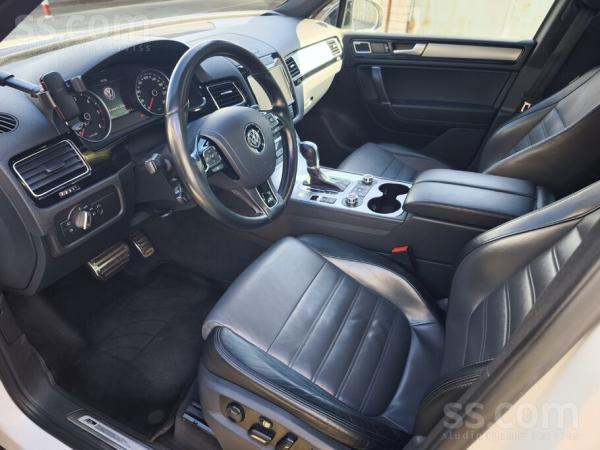 White Volkswagen Touareg 2014 in Riga, with an engine capacity of 3.00 L and mileage of 276 thousand km for 17000 €, photo 8 on AUTOMOTO.COM.LV