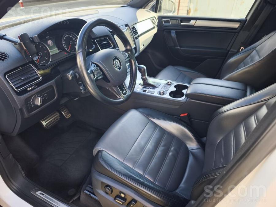 Balts Volkswagen Touareg 2014 Rīga, ar dzinēja tilpumu 3.00 L un nobraukumu 276 tūkst. km par 17000 €, foto 9 vietnē AUTOMOTO.COM.LV