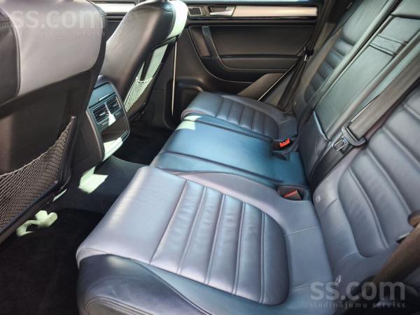 White Volkswagen Touareg 2014 in Riga, with an engine capacity of 3.00 L and mileage of 276 thousand km for 17000 €, photo 9 on AUTOMOTO.COM.LV