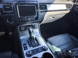 Balts Volkswagen Touareg 2014 Rīga, ar dzinēja tilpumu 3.00 L un nobraukumu 276 tūkst. km par 17000 €, foto 12 vietnē AUTOMOTO.COM.LV