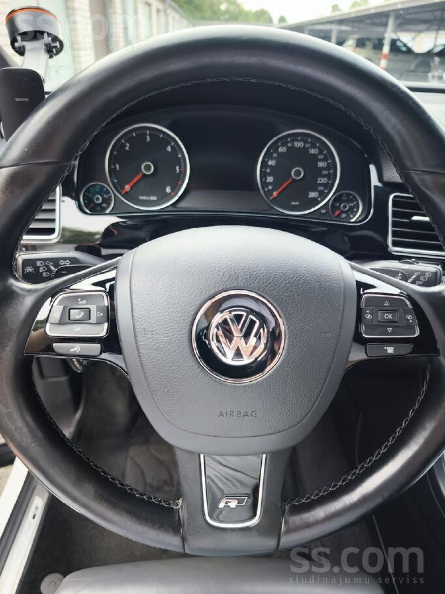 Balts Volkswagen Touareg 2014 Rīga, ar dzinēja tilpumu 3.00 L un nobraukumu 276 tūkst. km par 17000 €, foto 14 vietnē AUTOMOTO.COM.LV
