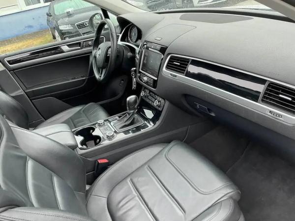 Balts Volkswagen Touareg 2014 Mārupe, ar dzinēja tilpumu 3.00 L un nobraukumu 242 tūkst. km par 15750 €, foto 9 vietnē AUTOMOTO.COM.LV